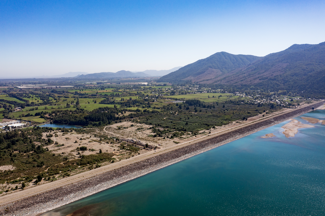 Foto aérea Lago Colbún y campos aledaños - foto stock