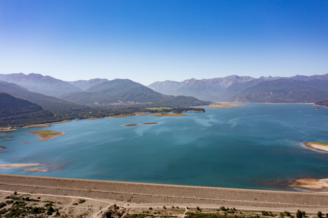 Foto aérea Lago Colbún, Región del Maule. Chile.