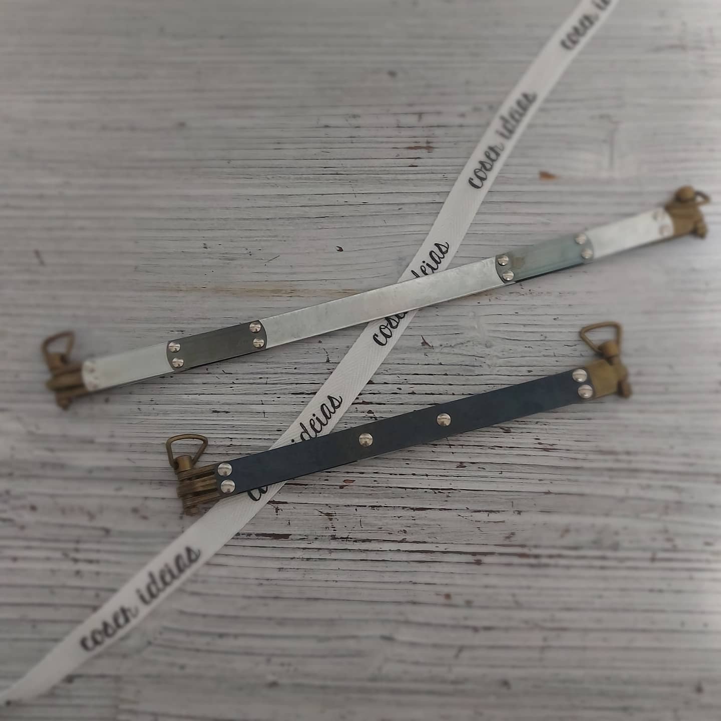 Fecho metálico flexível