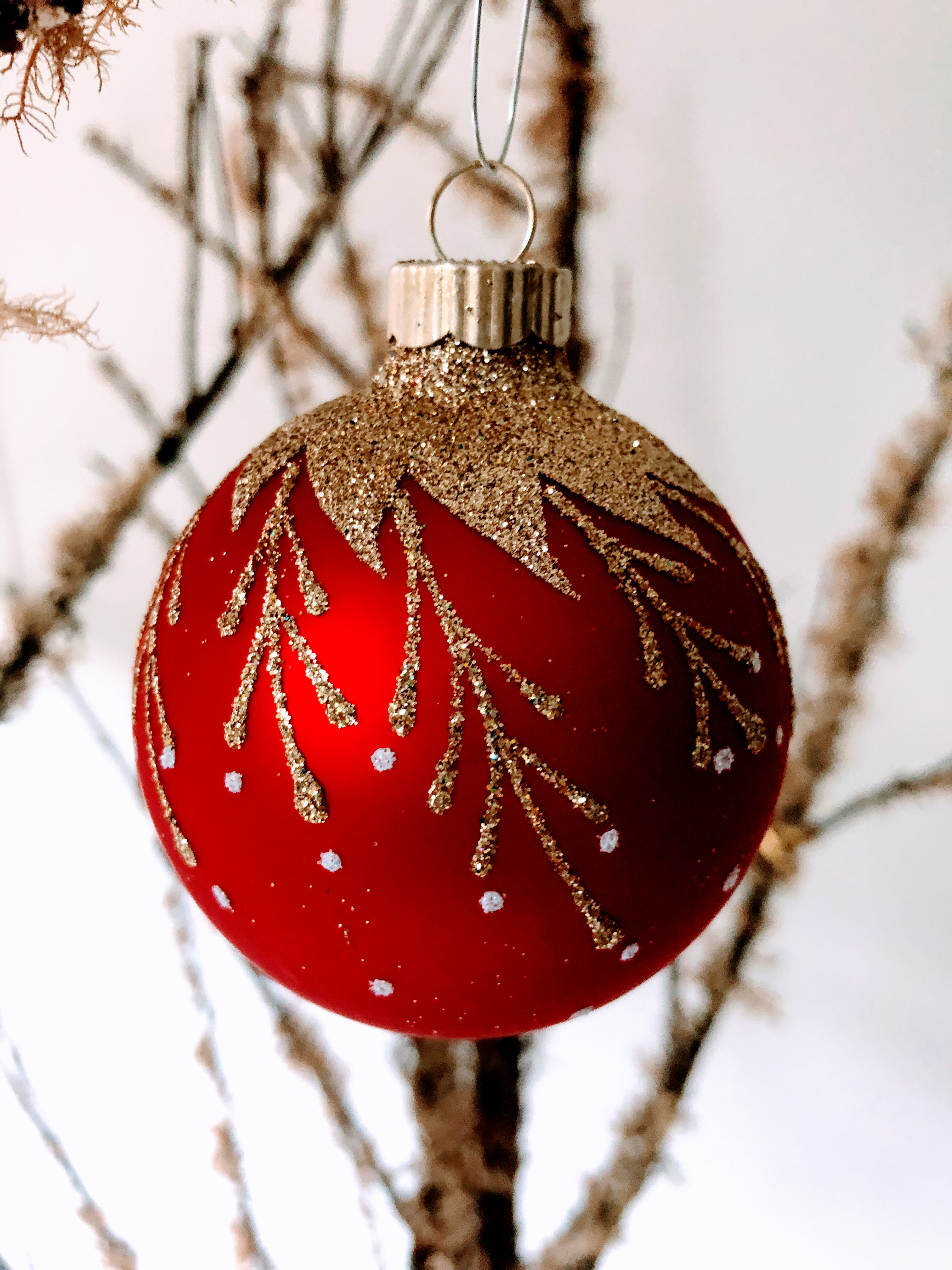 Esfera roja adorno dorado
